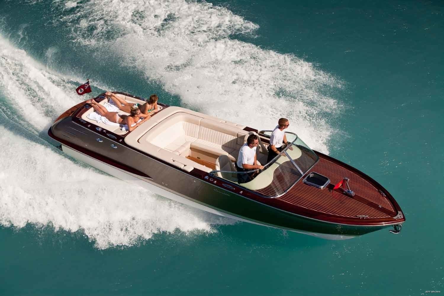 Yacht INVICTUS, Delta Marine | CHARTERWORLD Luxury Superyacht Charters